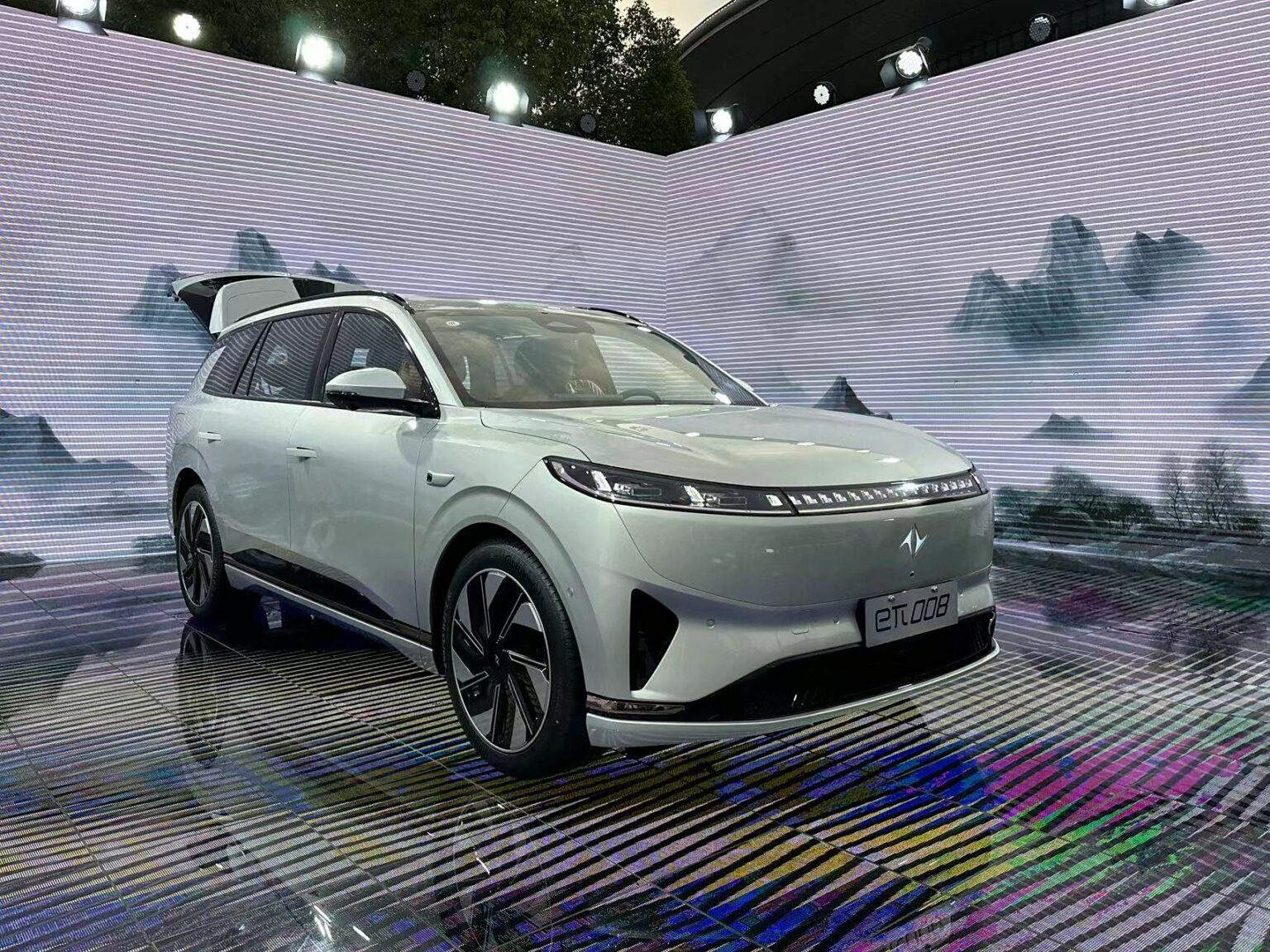Dongfeng eπ 008 launches in China with the only option being EV or EREV