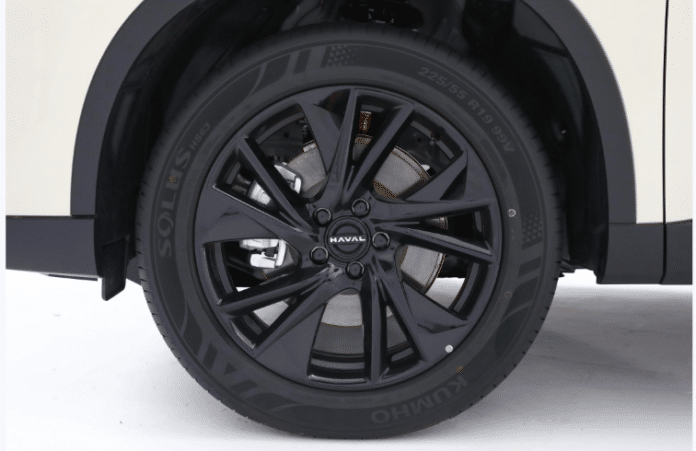 New Haval H6 officially enters market starting at 16,200 USD