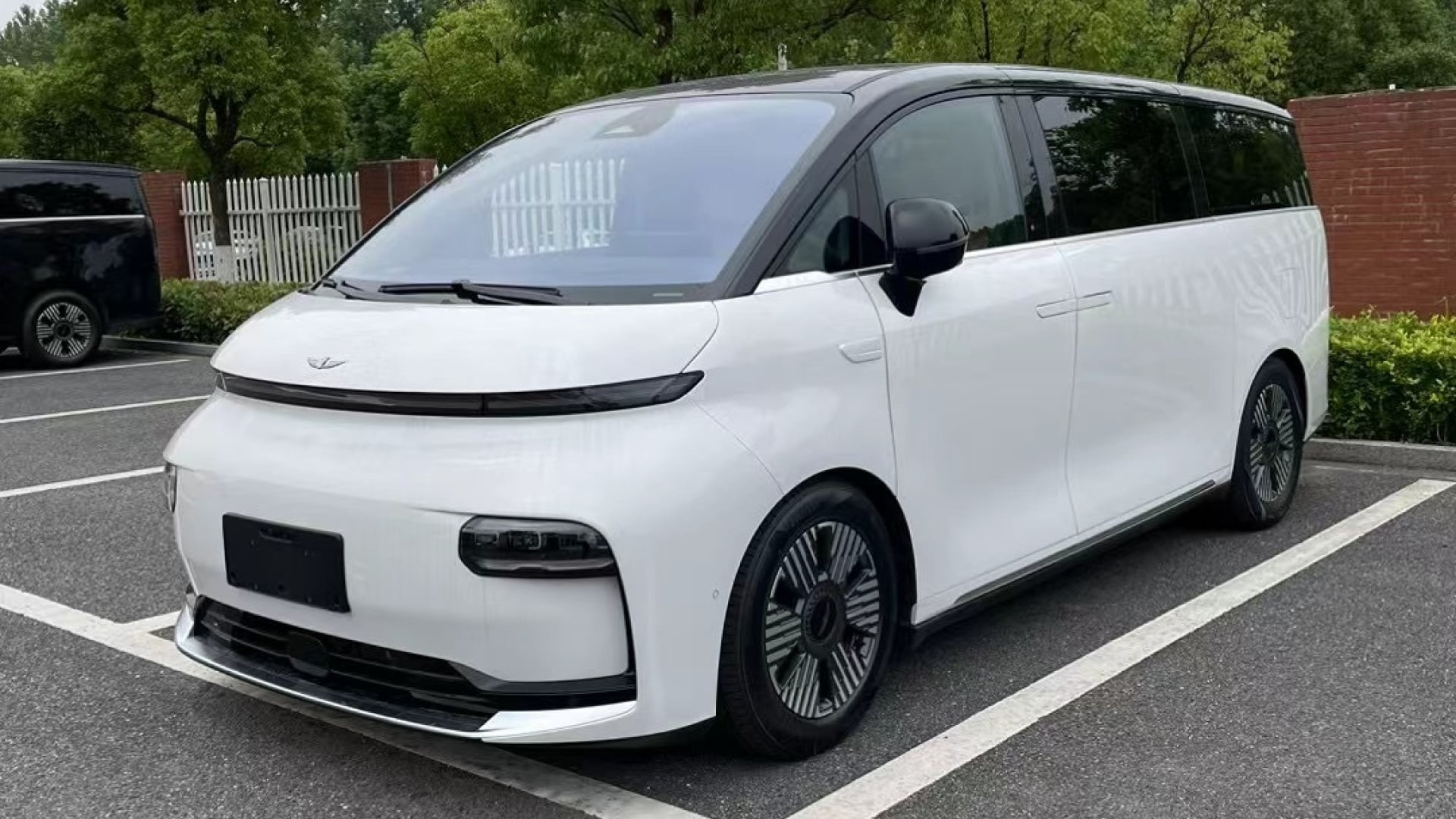 Geely-baked LEVC L380 enters Chinese market later in June