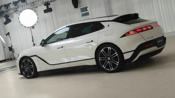 BYD's Denza Z9 GT interior debuted, available in EV and PHEV