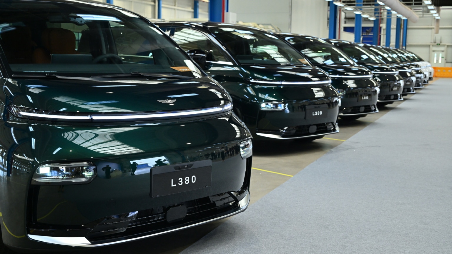 Geely-backed LEVC L380 started deliveries, to enter UK in 2026