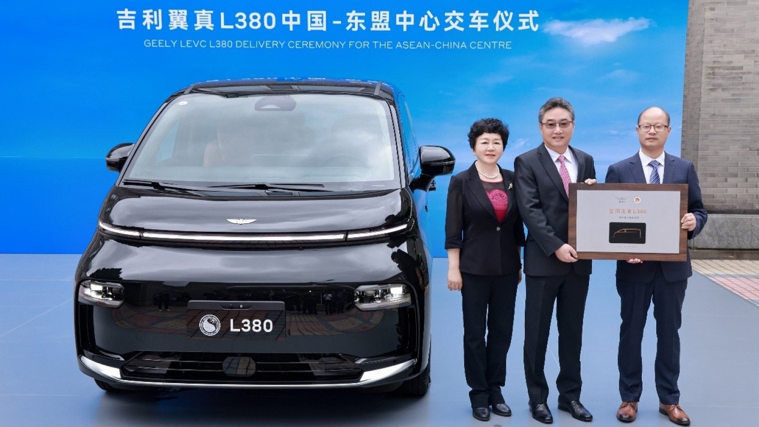 Geely-backed LEVC L380 started deliveries, to enter UK in 2026