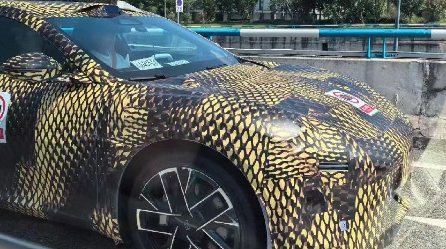 Changan-Huawei-CATL's Avatr 08 (E16) coupe spotted in China