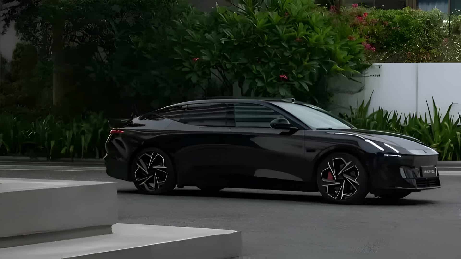 Lynk & Co Z10 opened for pre-orders; starts at 30,100 USD to rival SU7