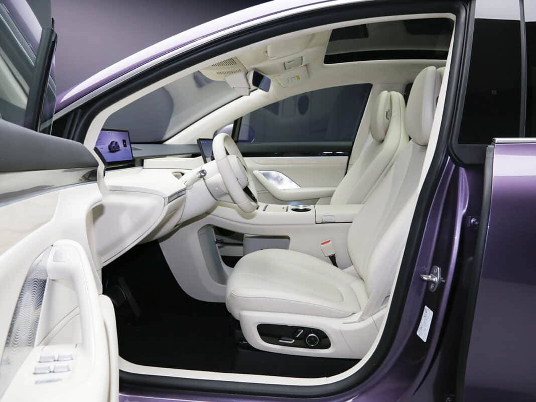 Huawei backed Luxeed R7 luanches with 802 km range and a knock knock ...