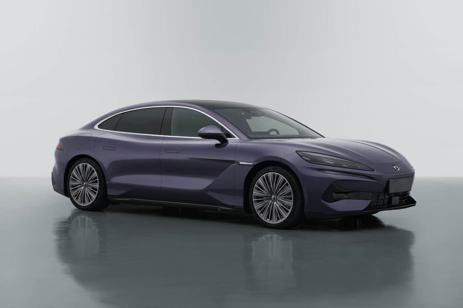 Denza Z9 sedan from BYD arrived at dealers before the launch