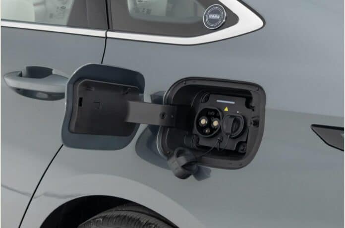 Chery Fulwin A8L C-DM plug-in hybrid sedan debuts