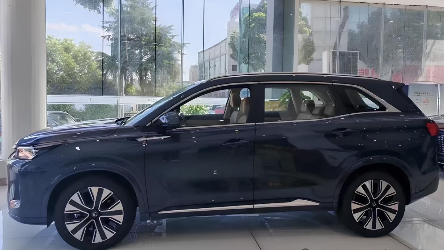 Landian E5 Plus reached dealers in China as a half-priced Aito M7