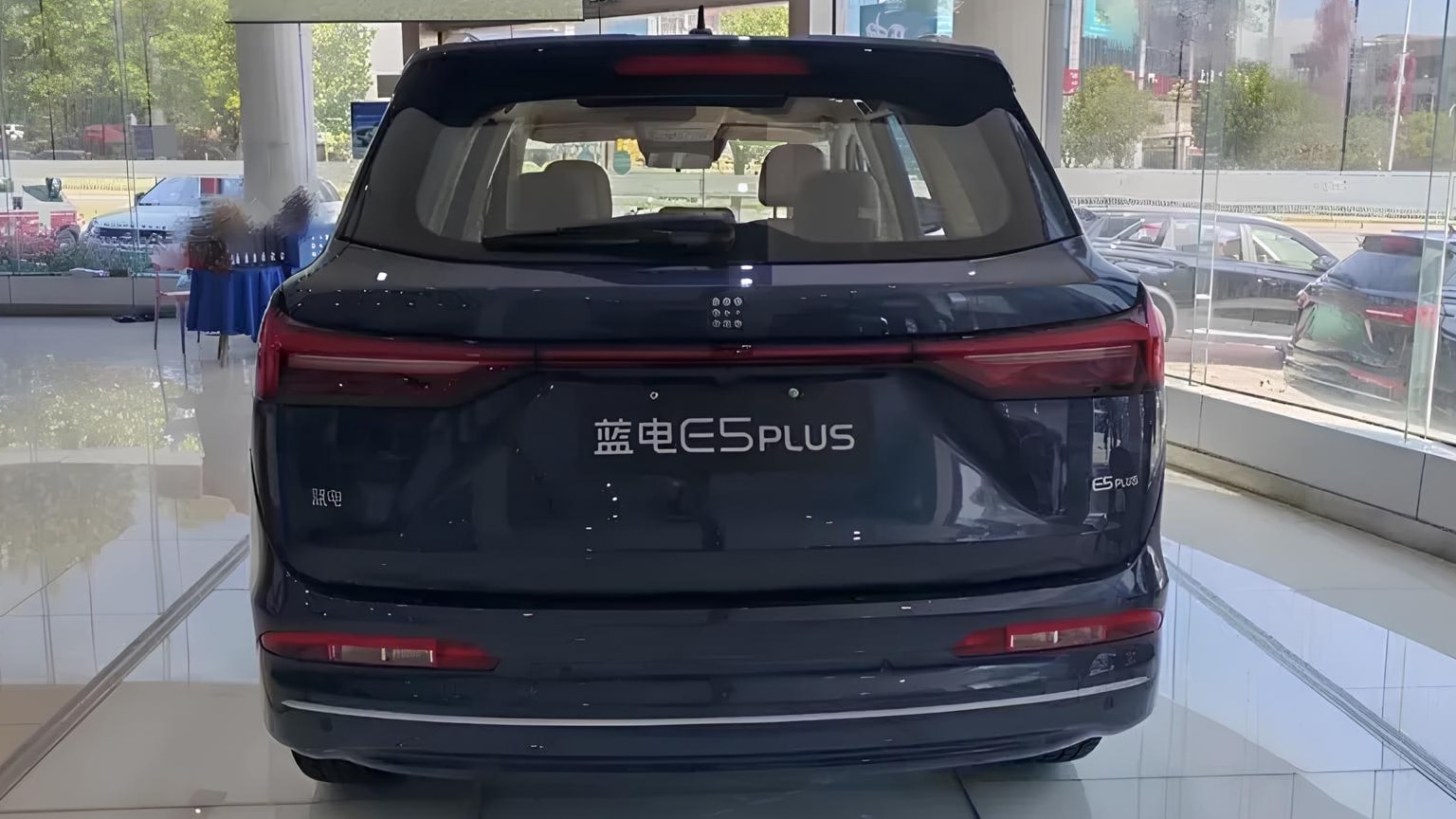 Landian E5 Plus reached dealers in China as a half-priced Aito M7