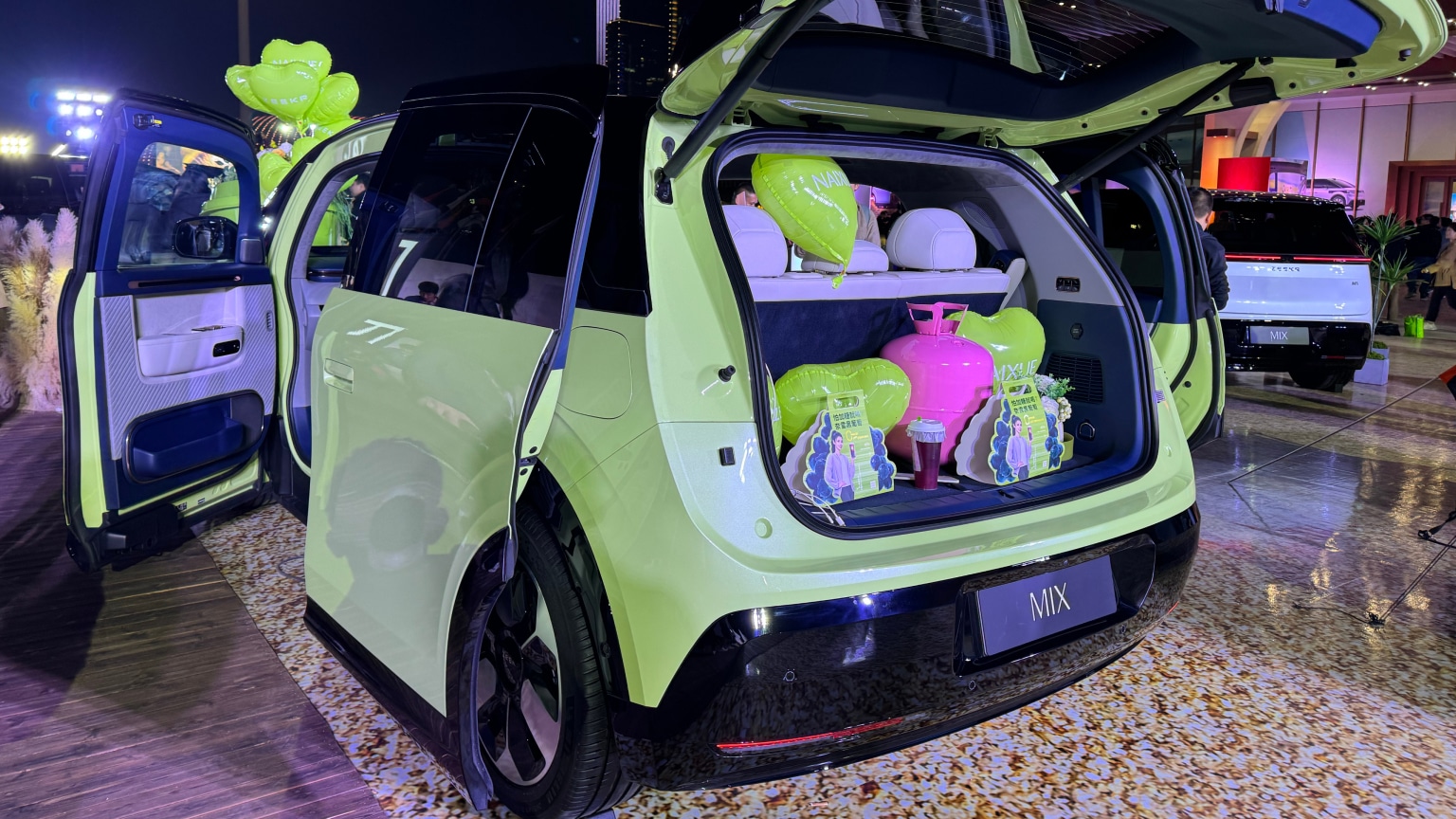 Zeekr Mix MPV with 3 sliding doors entered China for 39,250 USD