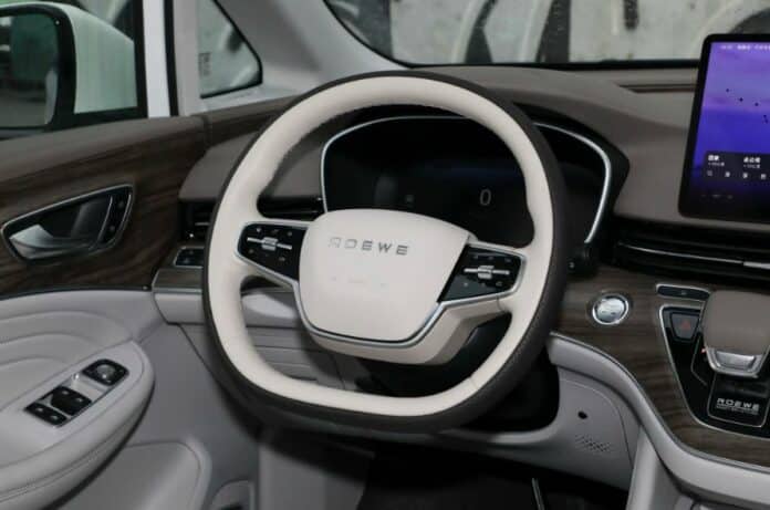 SAIC's Roewe iMAX 8 DMH MPV with 1,536 km range launched