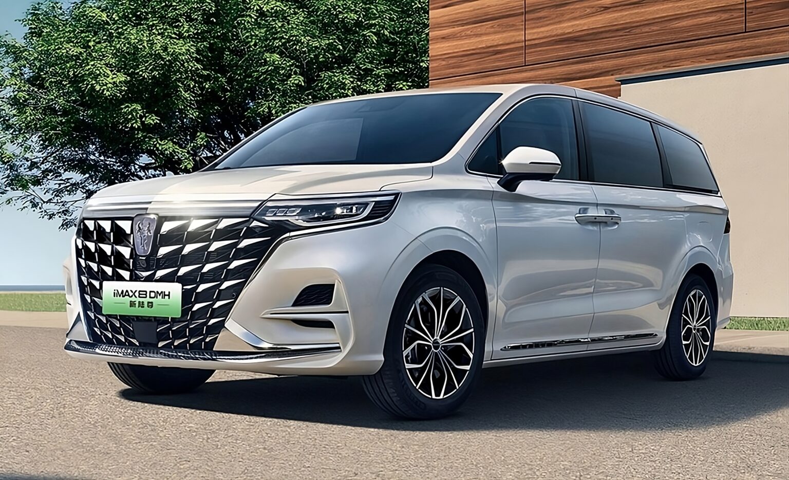 SAIC's Roewe iMAX 8 DMH MPV with 1,536 km range launched