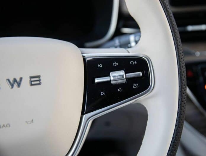 SAIC's Roewe iMAX 8 DMH MPV with 1,536 km range launched