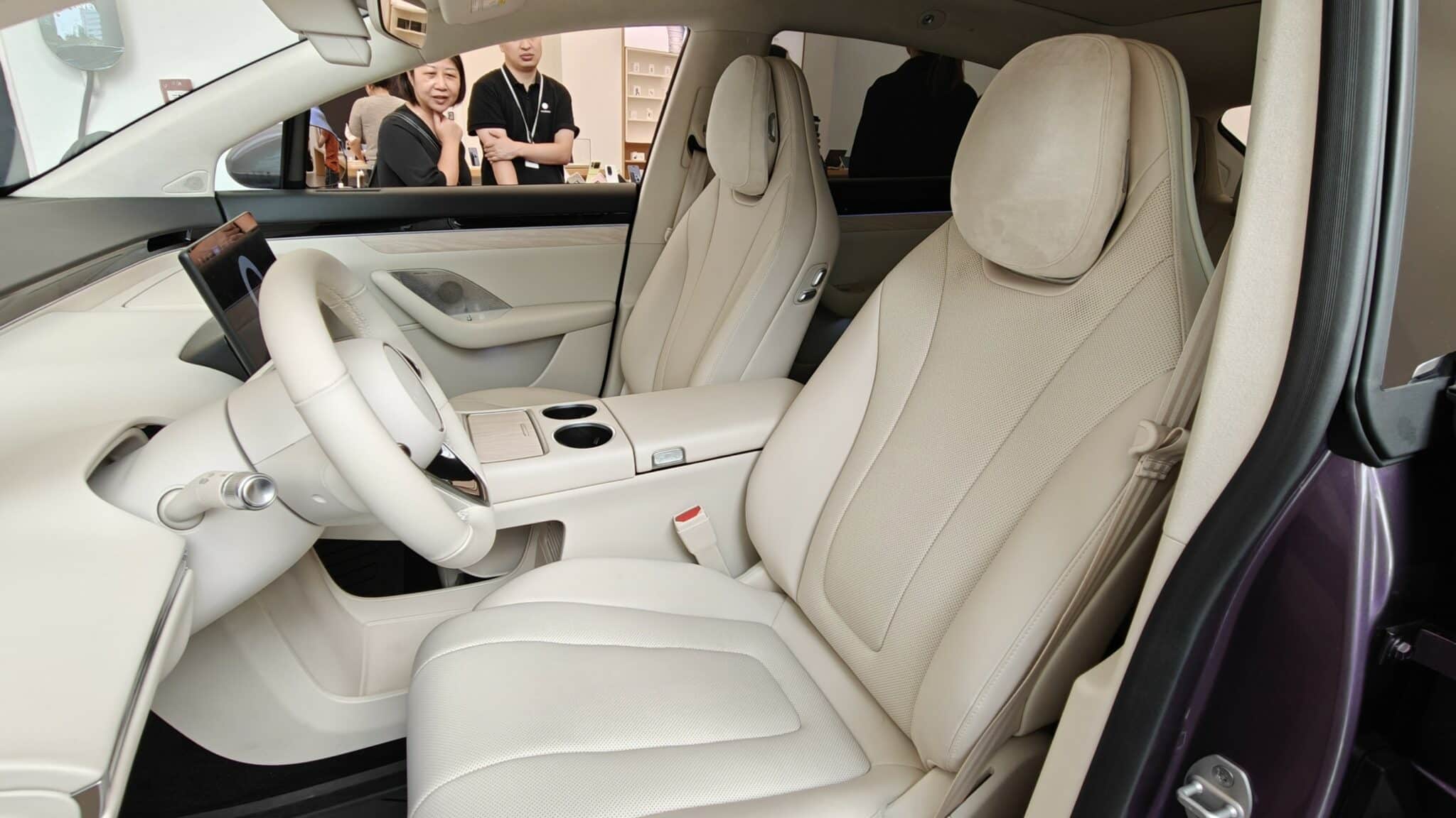 Sunday China Drive | Luxeed R7: fusions speed, luxury, with Huawei ...