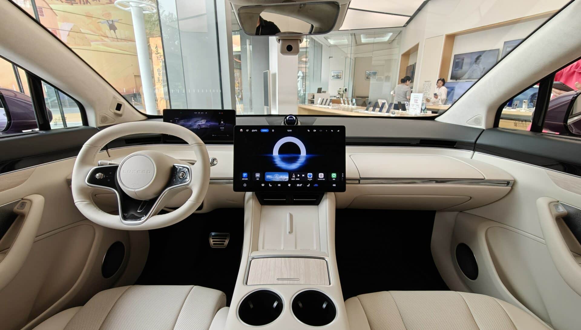 Sunday China Drive | Luxeed R7: fusions speed, luxury, with Huawei ...