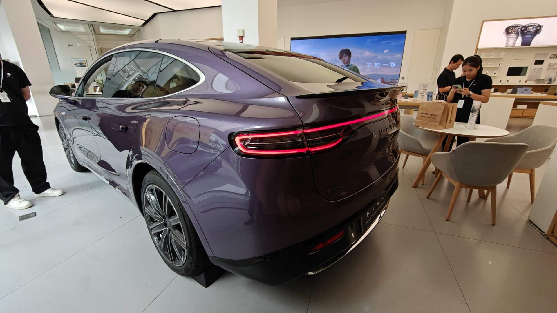 Sunday China Drive | Luxeed R7: fusions speed, luxury, with Huawei ...