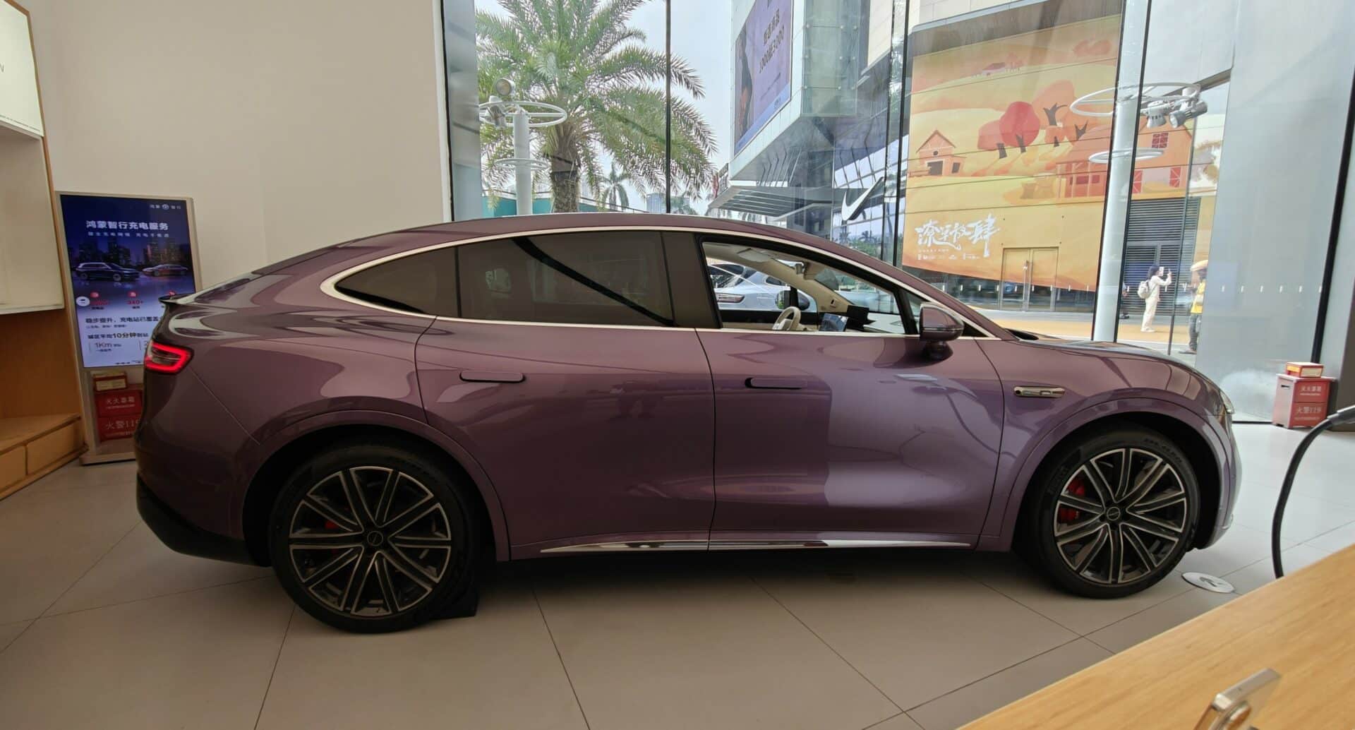 Sunday China Drive | Luxeed R7: fusions speed, luxury, with Huawei ...