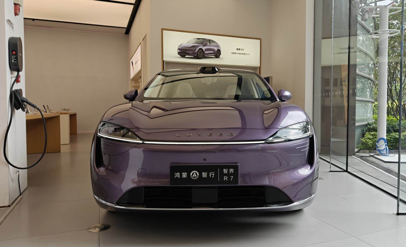 Sunday China Drive | Luxeed R7: fusions speed, luxury, with Huawei ...