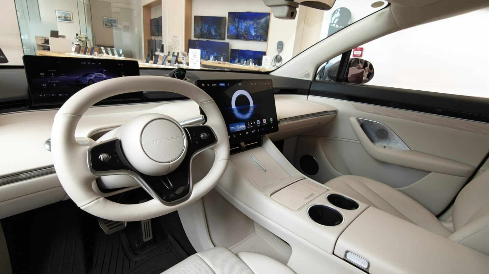 Sunday China Drive | Luxeed R7: fusions speed, luxury, with Huawei ...