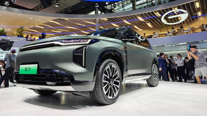 GAC Trumpchi S7 revealed in China with a 2.6-meter light strip