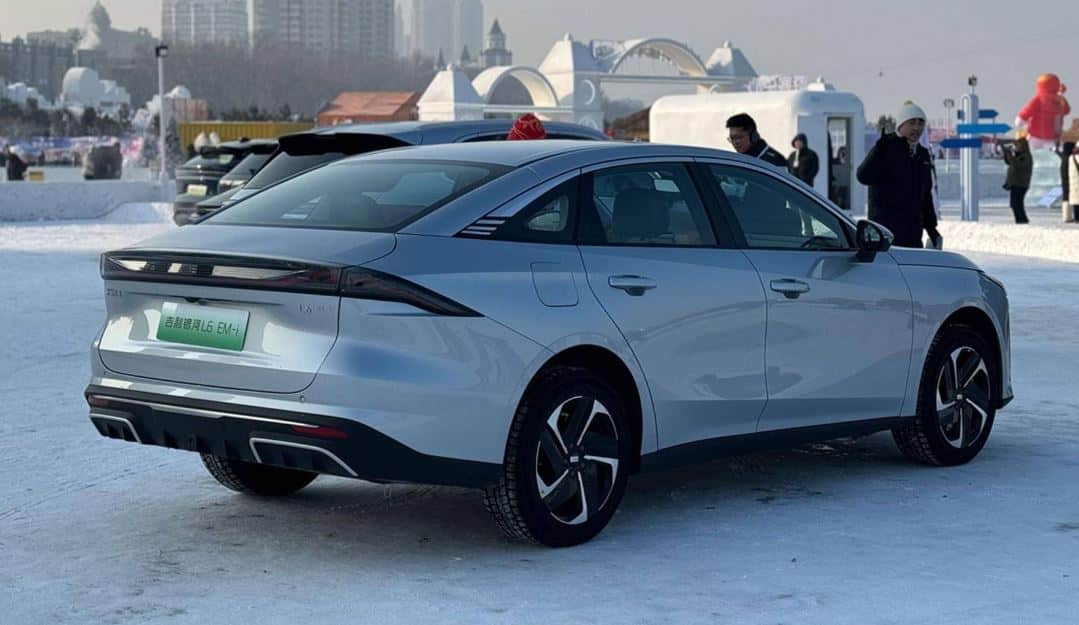 Geely Galaxy L6 EM-i PHEV sedan official images unveiled