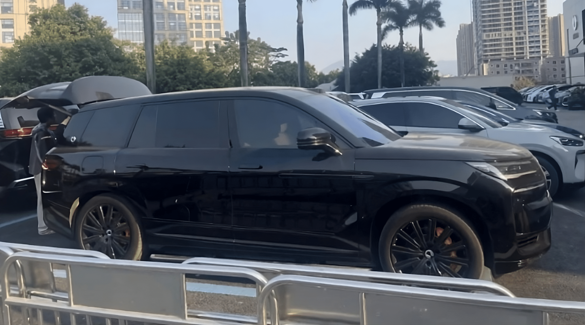 Denza N9 arrived at dealer in China, price starts at 49,500 USD, source ...