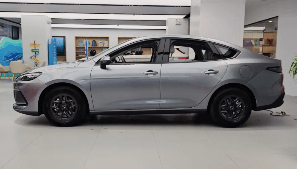 BYD Seal 05 DM-i PHEV with 2,000 km range will launch on February 10 in China