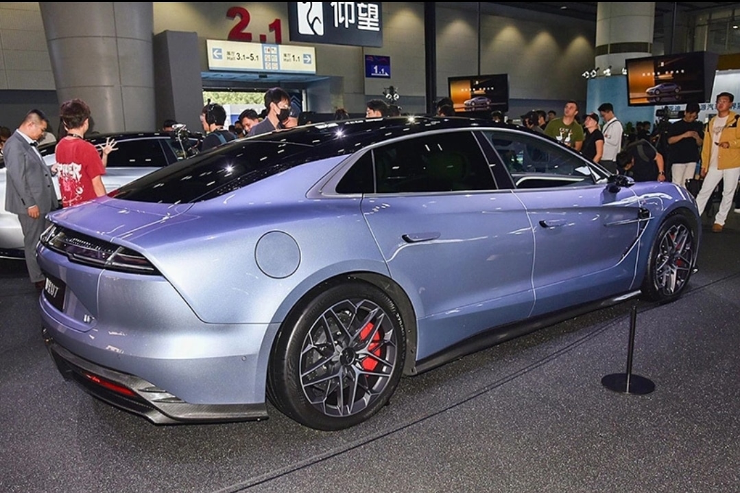 Yangwang U7 with DiSus-Z, "God's Eye" A, and four electric motors at 1,287 hp launched in China ...