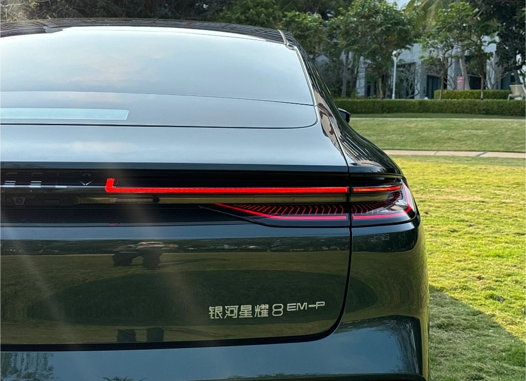 Geely Galaxy Starshine 8 PHEV sedan with G-Pilot opens pre-sale ...