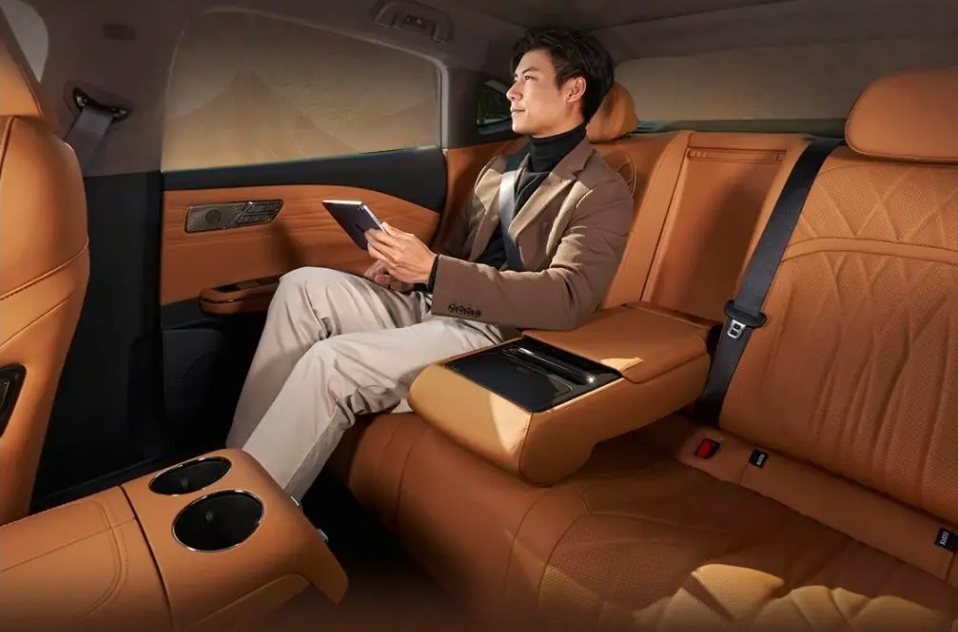 Geely Galaxy Starshine 8 PHEV sedan with G-Pilot opens pre-sale starting at 19,000 USD