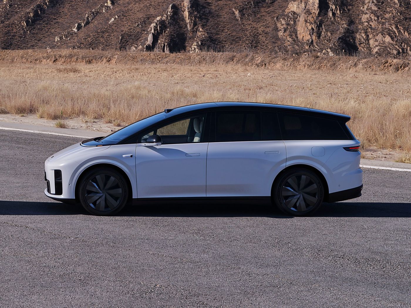 Li Auto i8 all-electric SUV revealed in China with 536 hp and 5C charging, priced around 54,400 USD