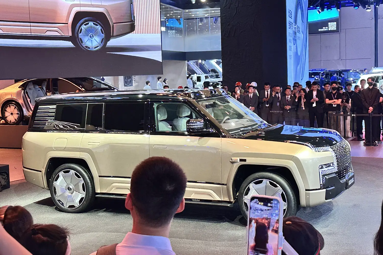 BYD's luxury 1180hp SUV Yangwang U8L debuts at Auto Shanghai 2025