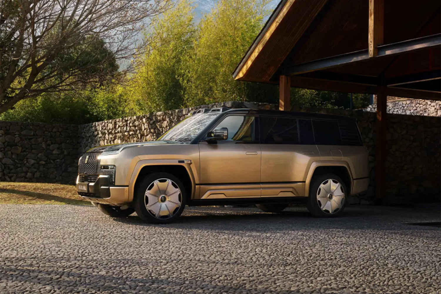 BYD's luxury 1180hp SUV Yangwang U8L debuts at Auto Shanghai 2025