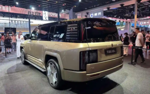BYD's luxury 1180hp SUV Yangwang U8L debuts at Auto Shanghai 2025
