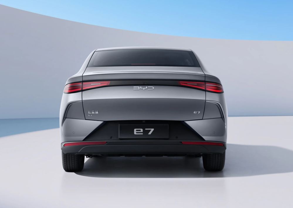 BYD e7 EV sedan with 450 km range launched at 14,400 USD in China