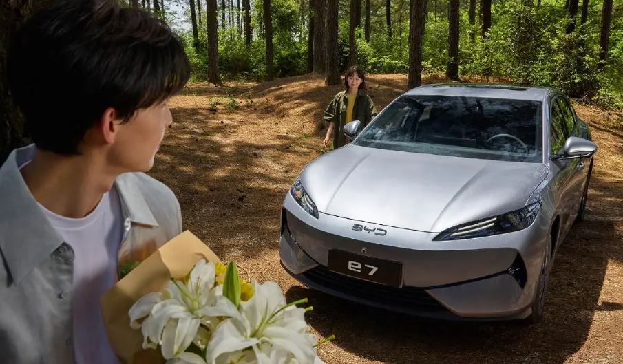 BYD e7 EV sedan with 450 km range launched at 14,400 USD in China