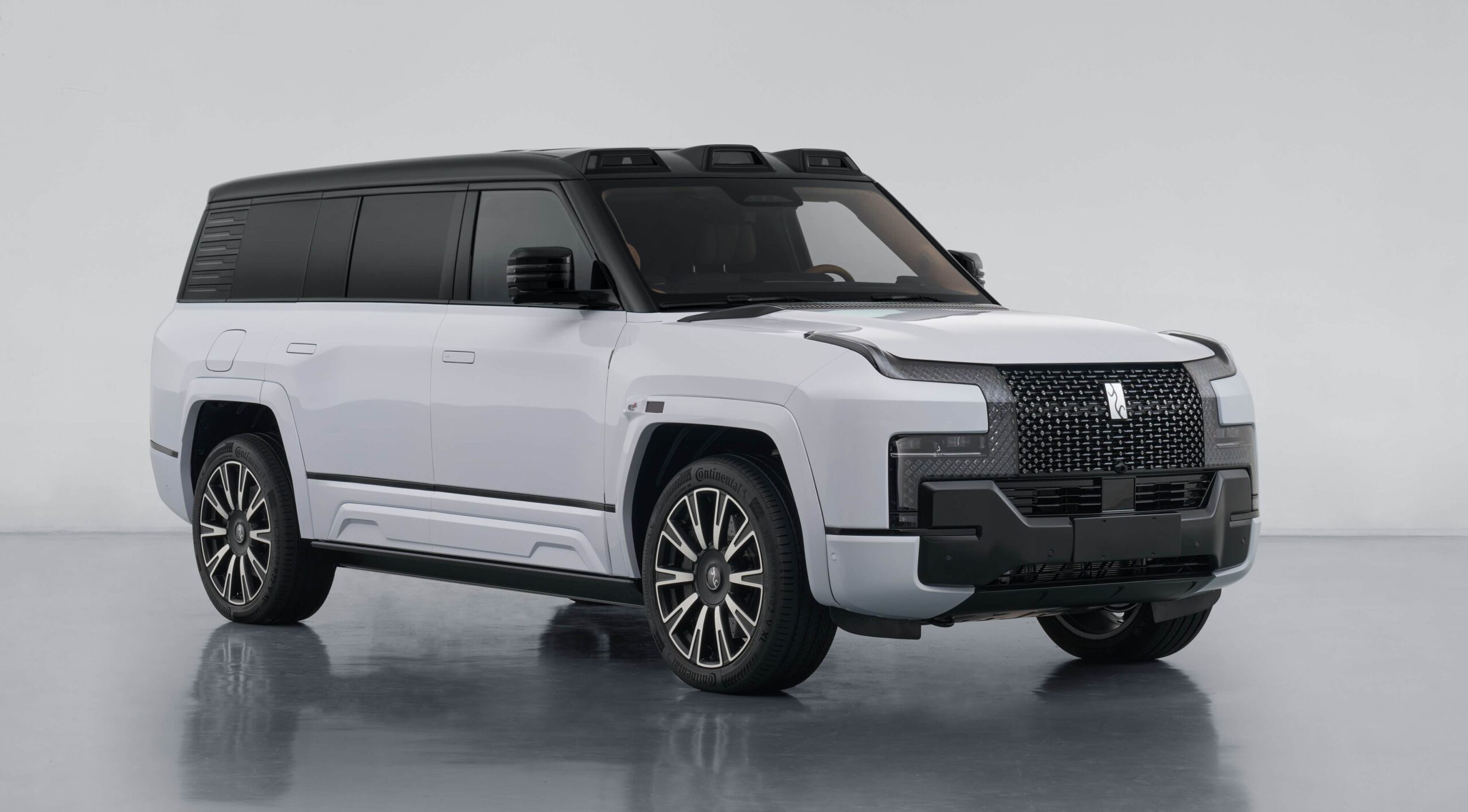 BYD’s Yangwang U8L stretches into ultra-luxury with 24K gold badging & six-seat throne