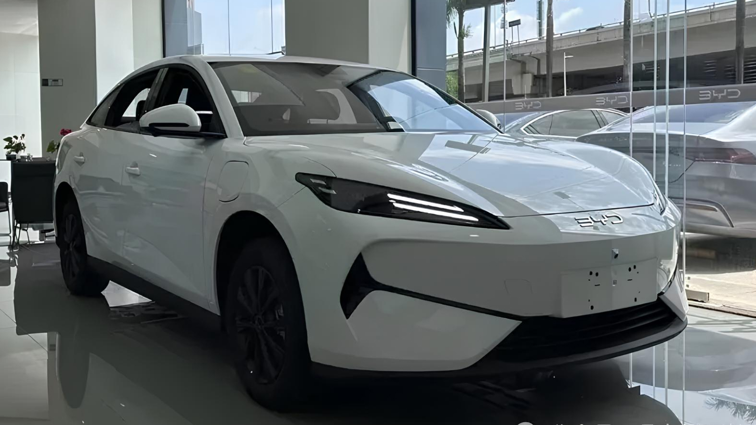 BYD e7 EV sedan reached dealers in China revealing interior - Automundo ...