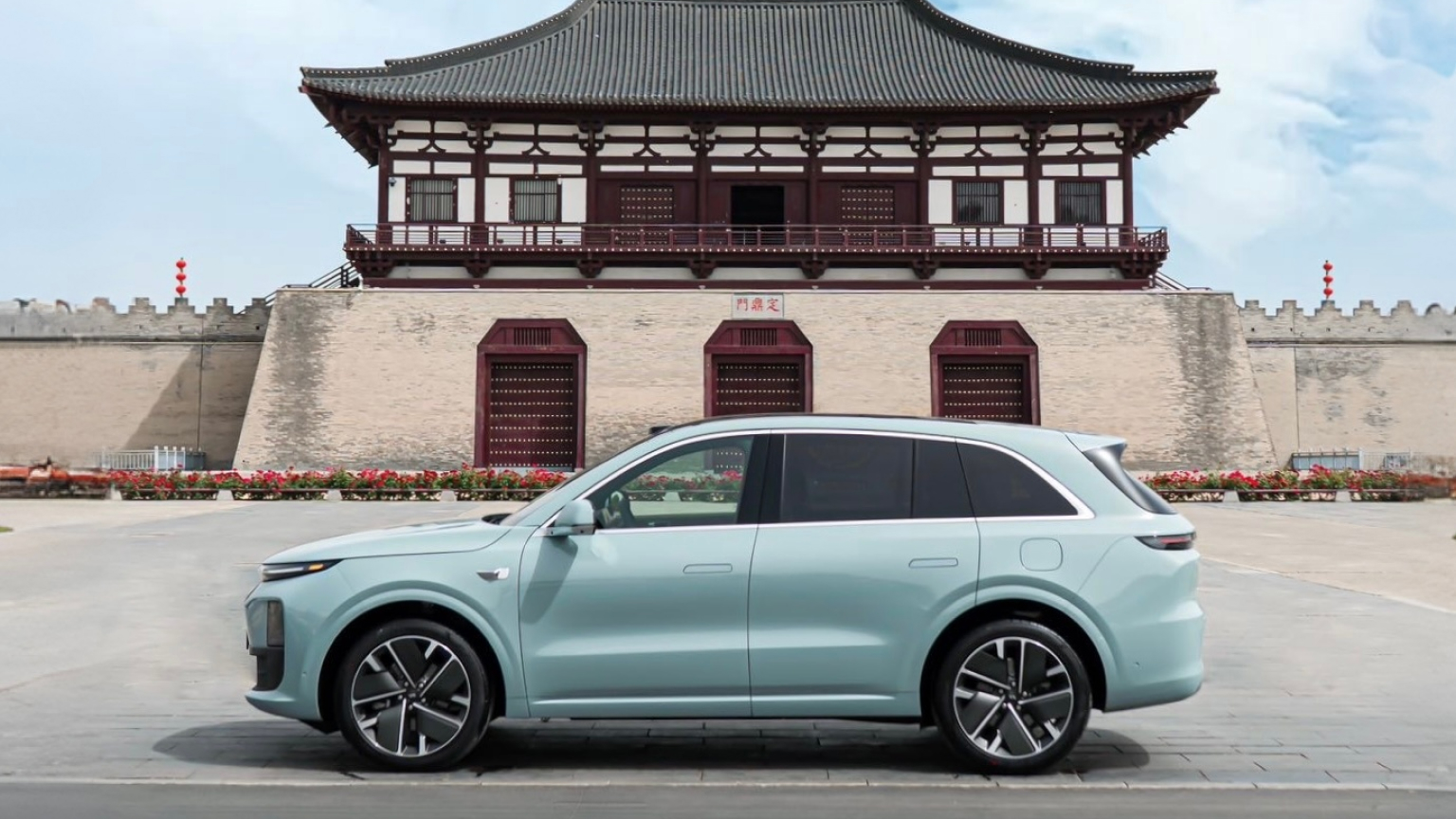 Li Auto launched enhanced L-series EREV crossovers in China