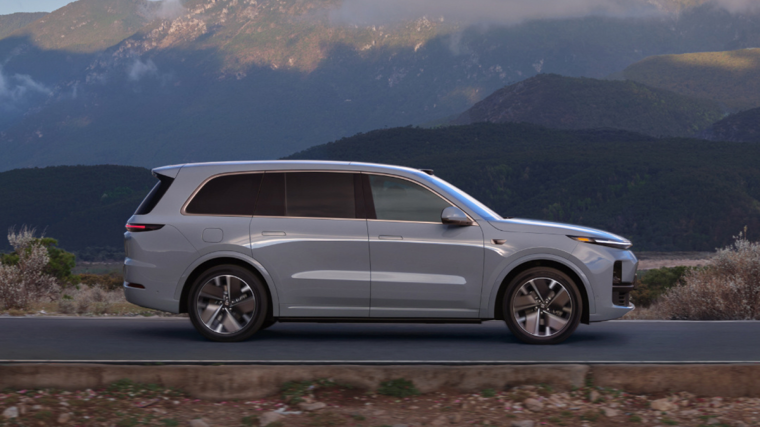 Li Auto launched enhanced L-series EREV crossovers in China