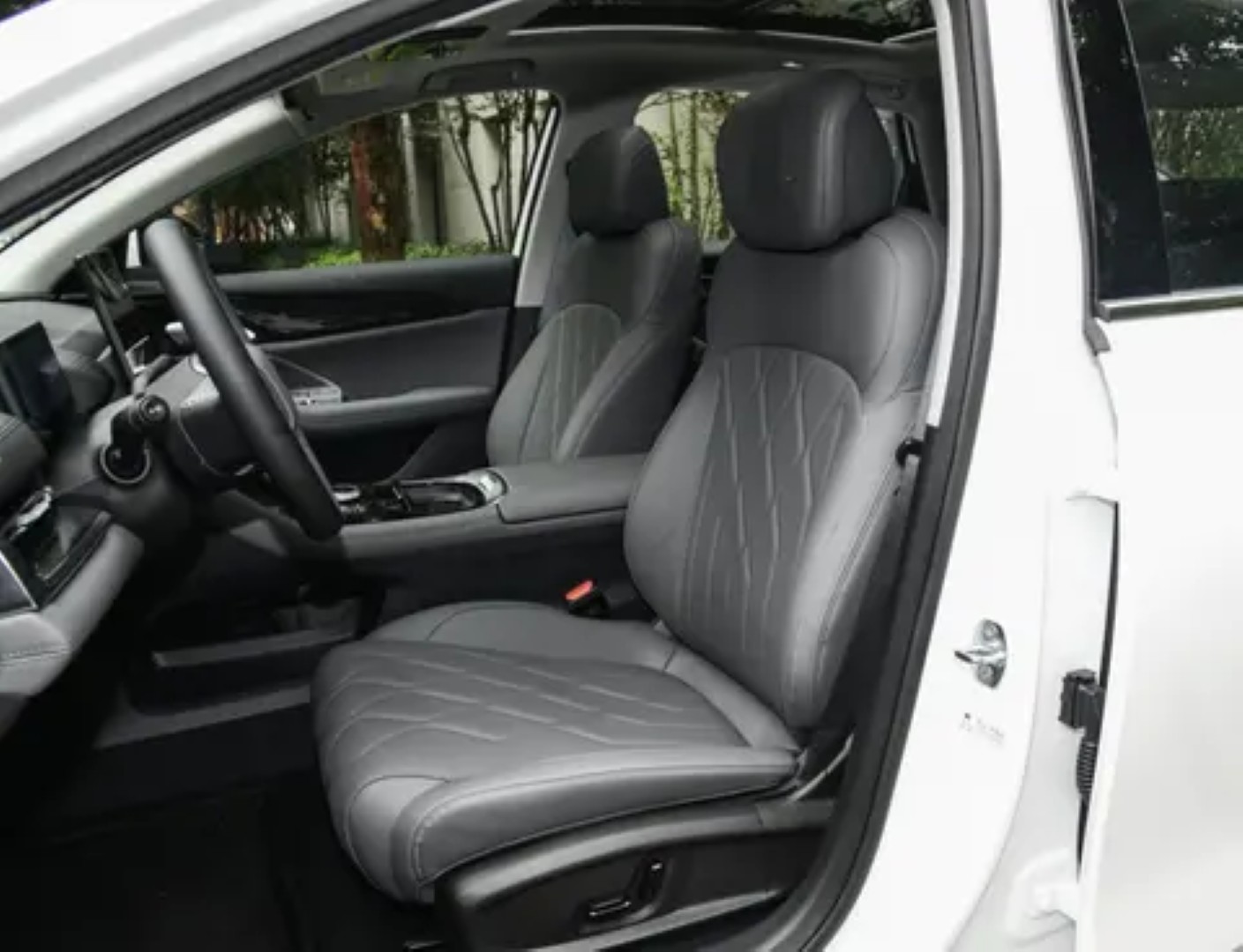 Geely Galaxy A7 with “EM AI Super Hybrid 2.0” & over 2,100 km range officially debuts