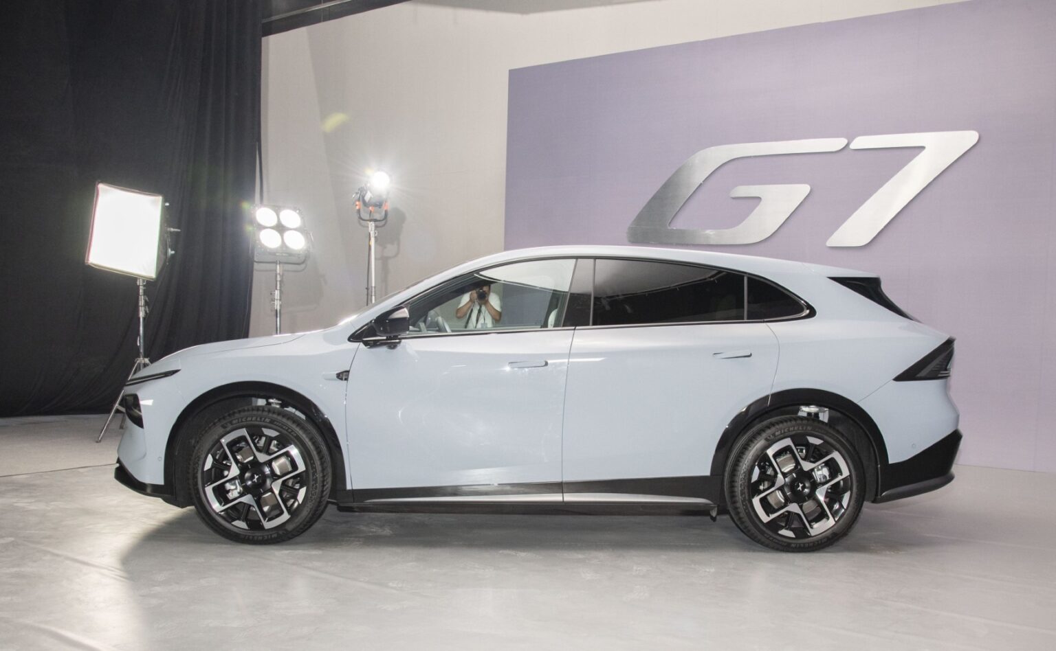 Xpeng G7 SUV officially unveiled: features AR-HUD and Turing AI Chips, from 32,400 USD in China