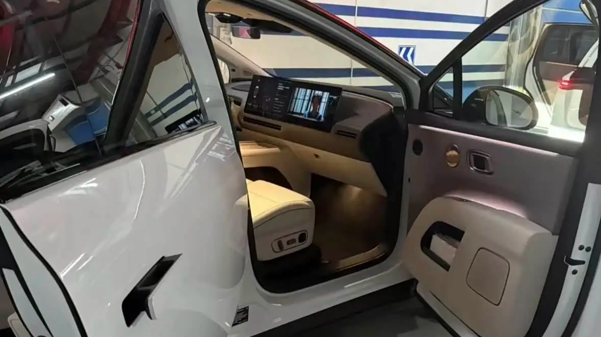 Li Auto i8 electric SUV interior spy shots leaked