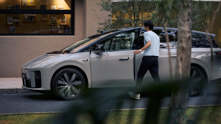 Li Auto i8 electric SUV started presales in China for 48,750 USD