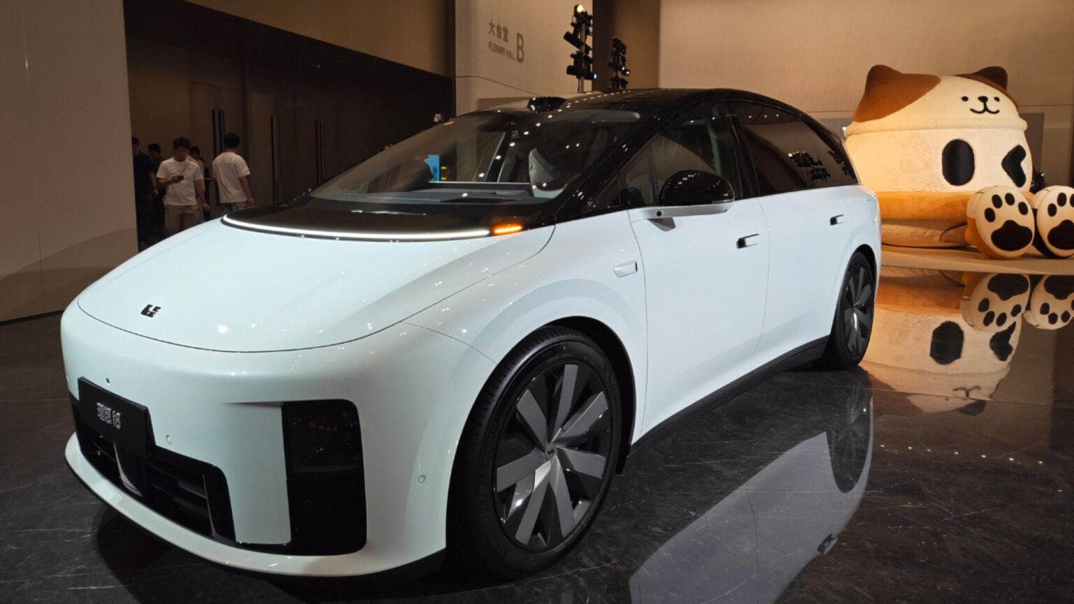 Li Auto i8 EV SUV launched in China - starting at 44,830 USD