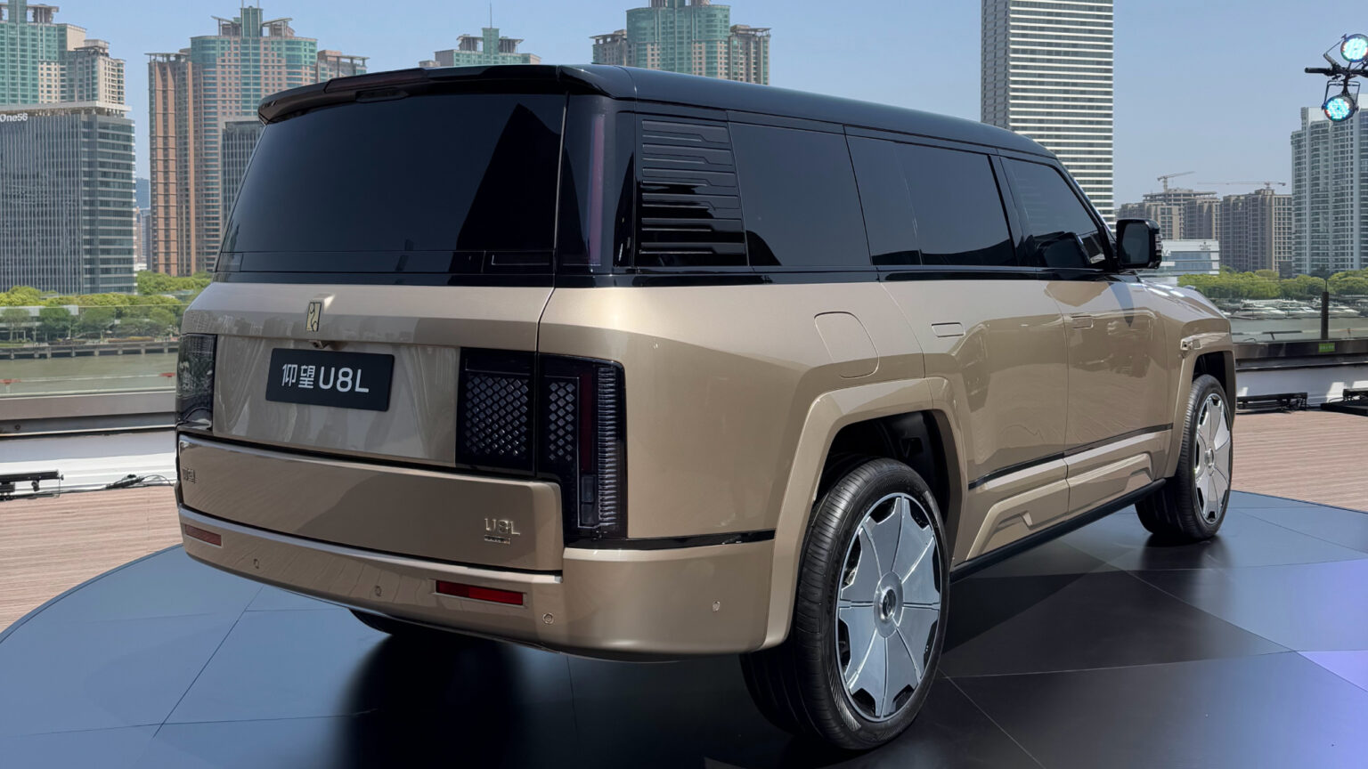 Yangwang U8L started presales in China for 180K USD