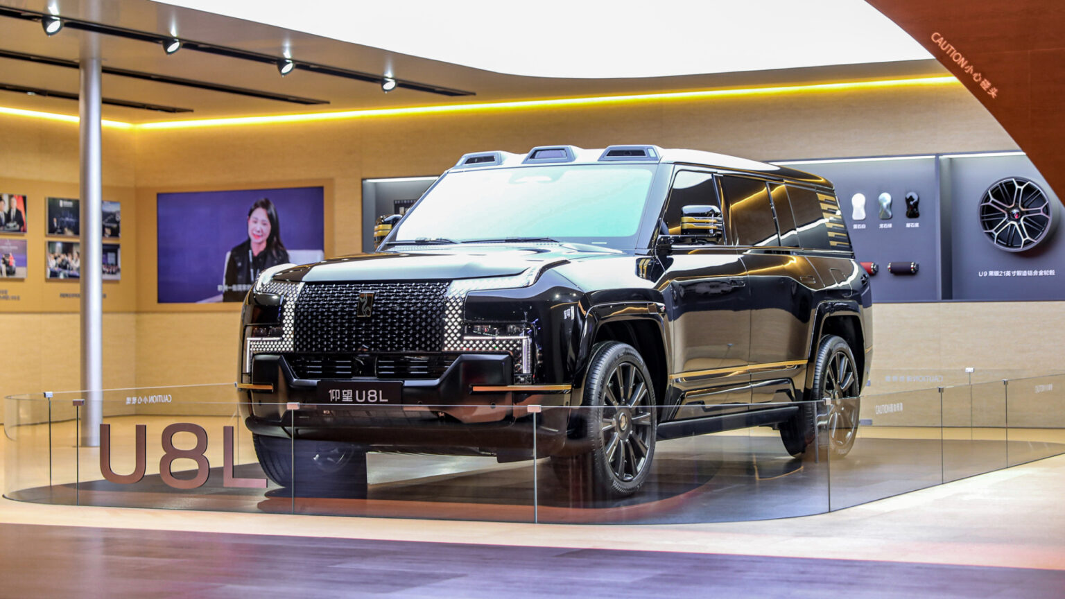 Yangwang U8L started presales in China for 180K USD