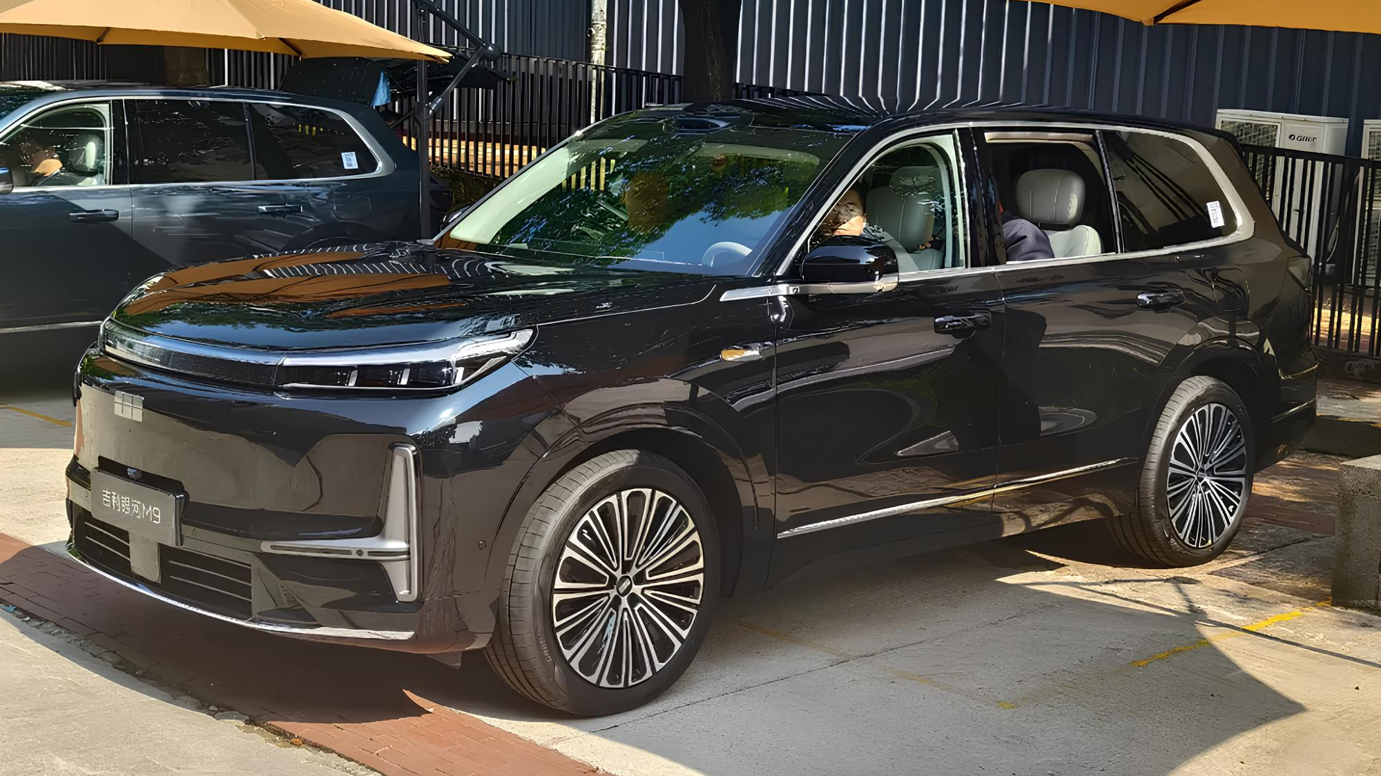 Geely Galaxy M9 full-size SUV with 697 hp reached dealers in China