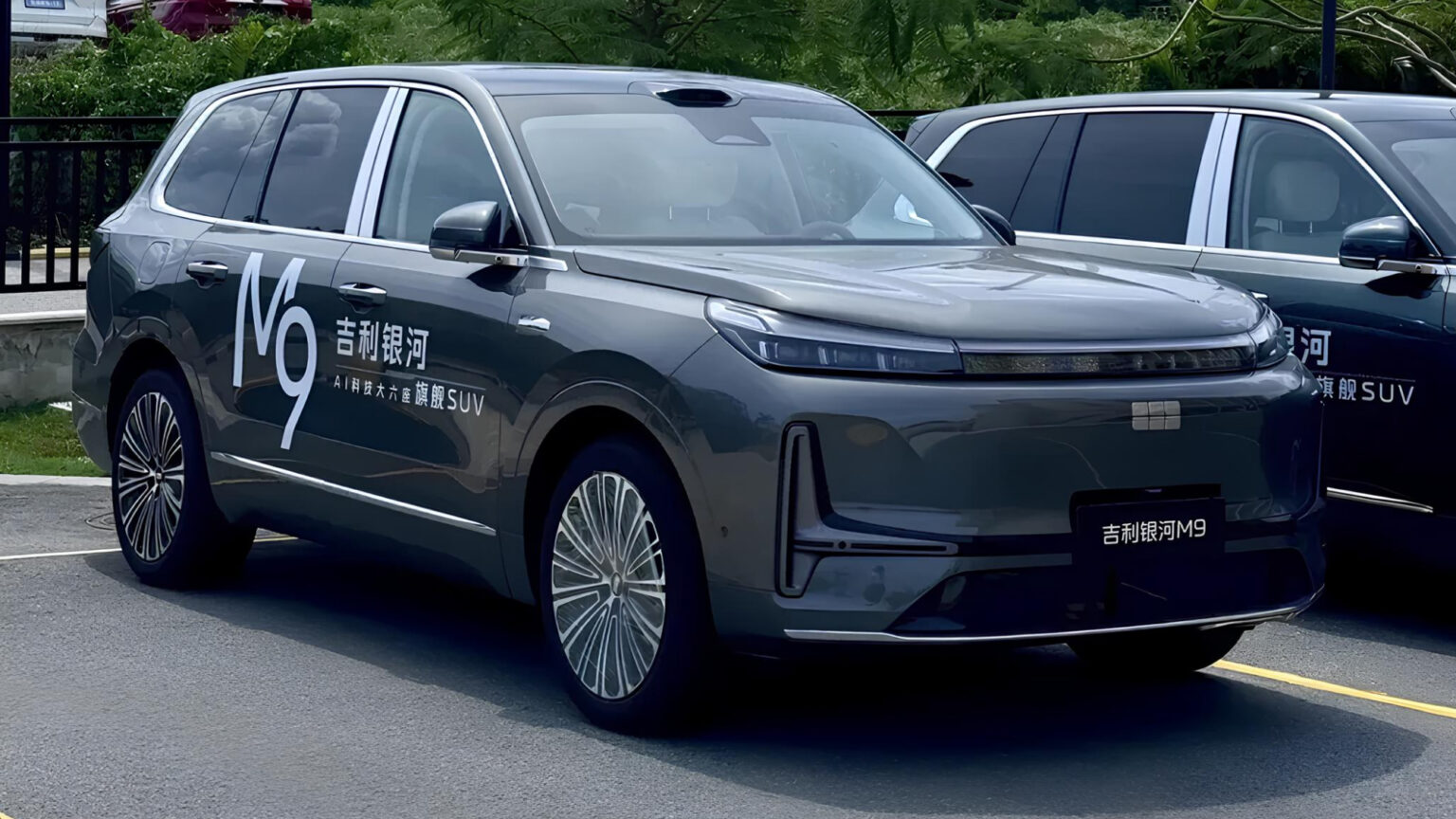 Geely Galaxy M9 full-size SUV with 697 hp reached dealers in China