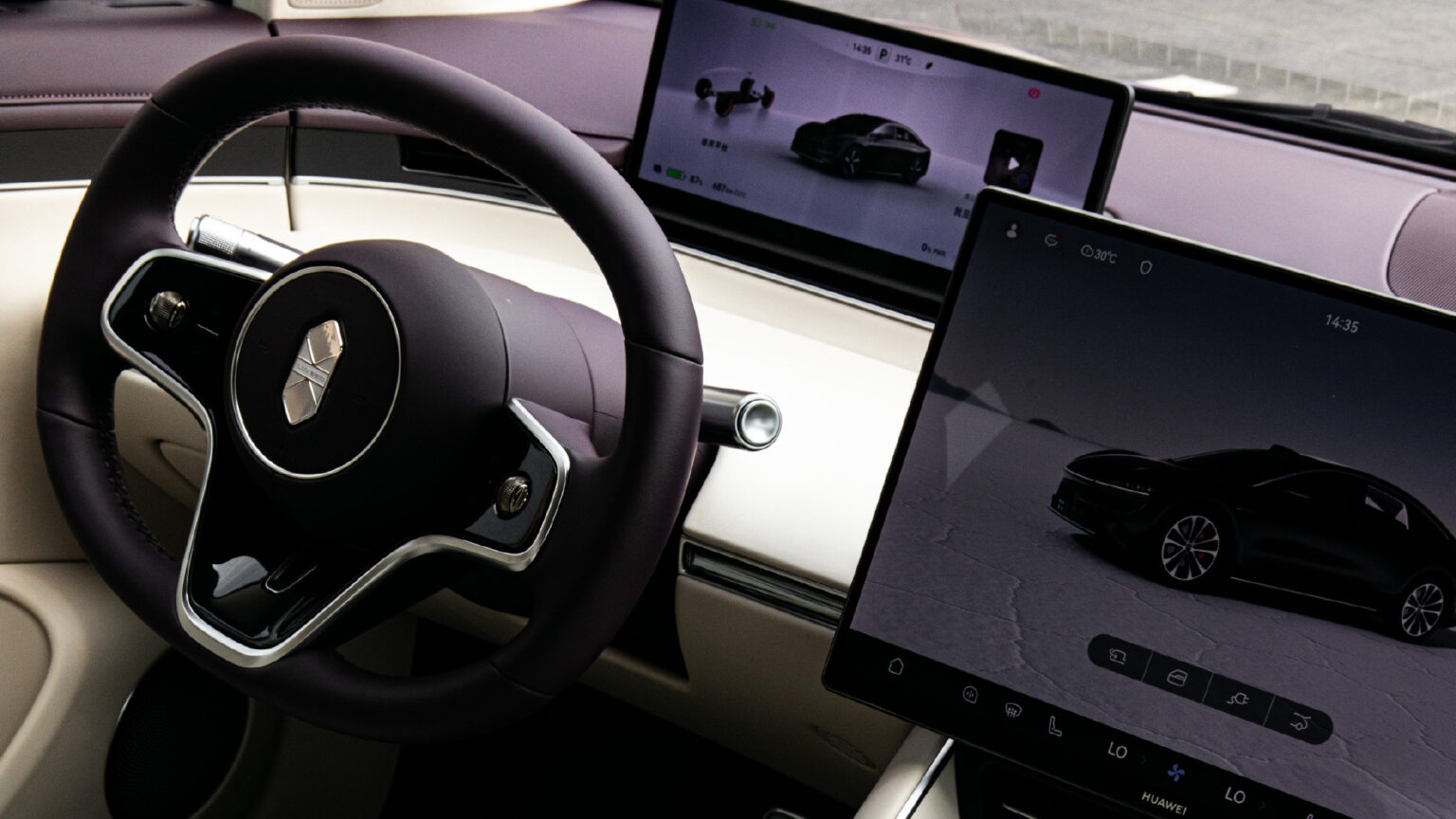 Updated Luxeed R7 SUV from Chery rolled off production line in China